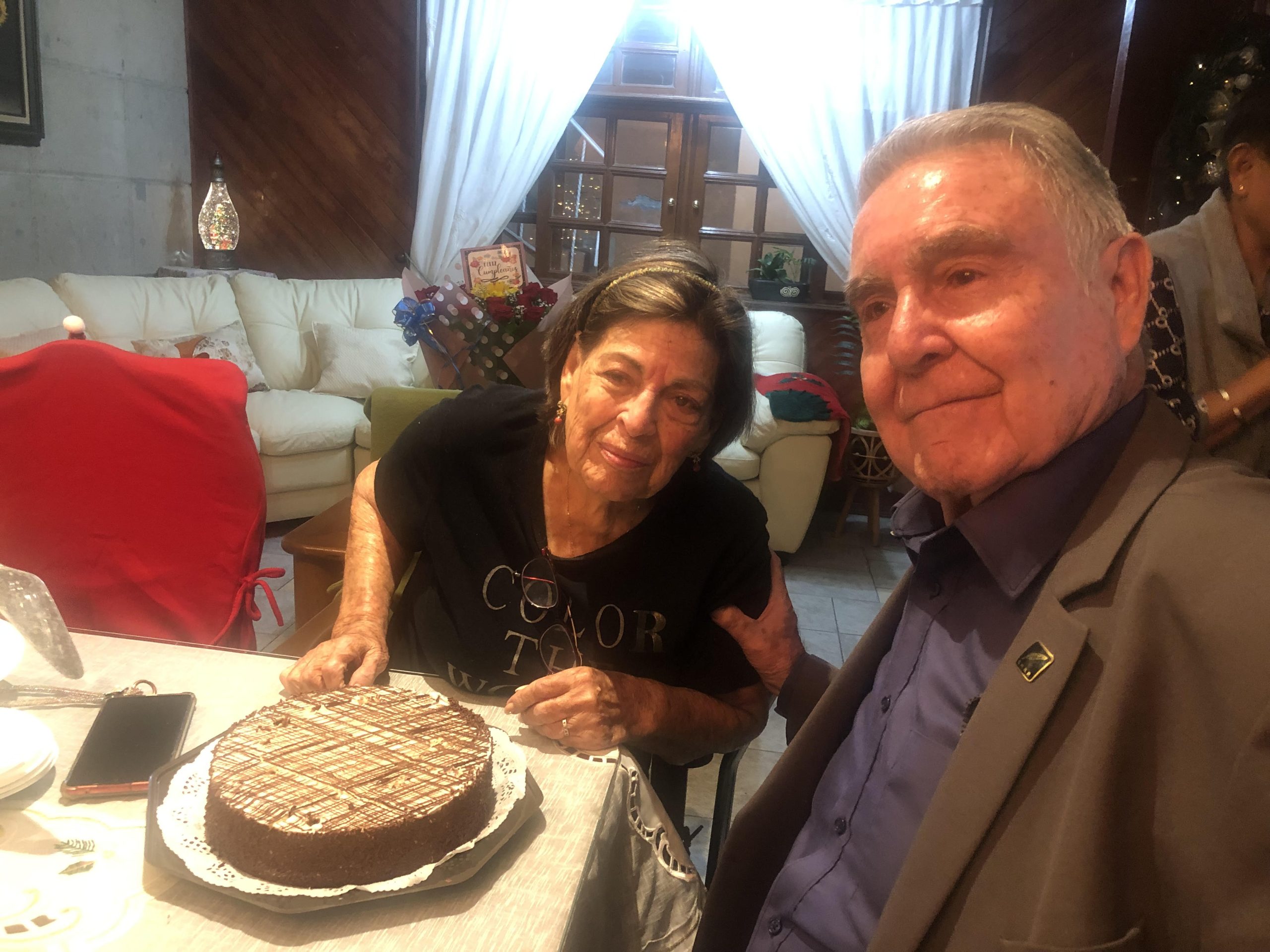 Irma celebra sus 80 años rodeada de amor, familia y un gran mole – ¿Qué ...